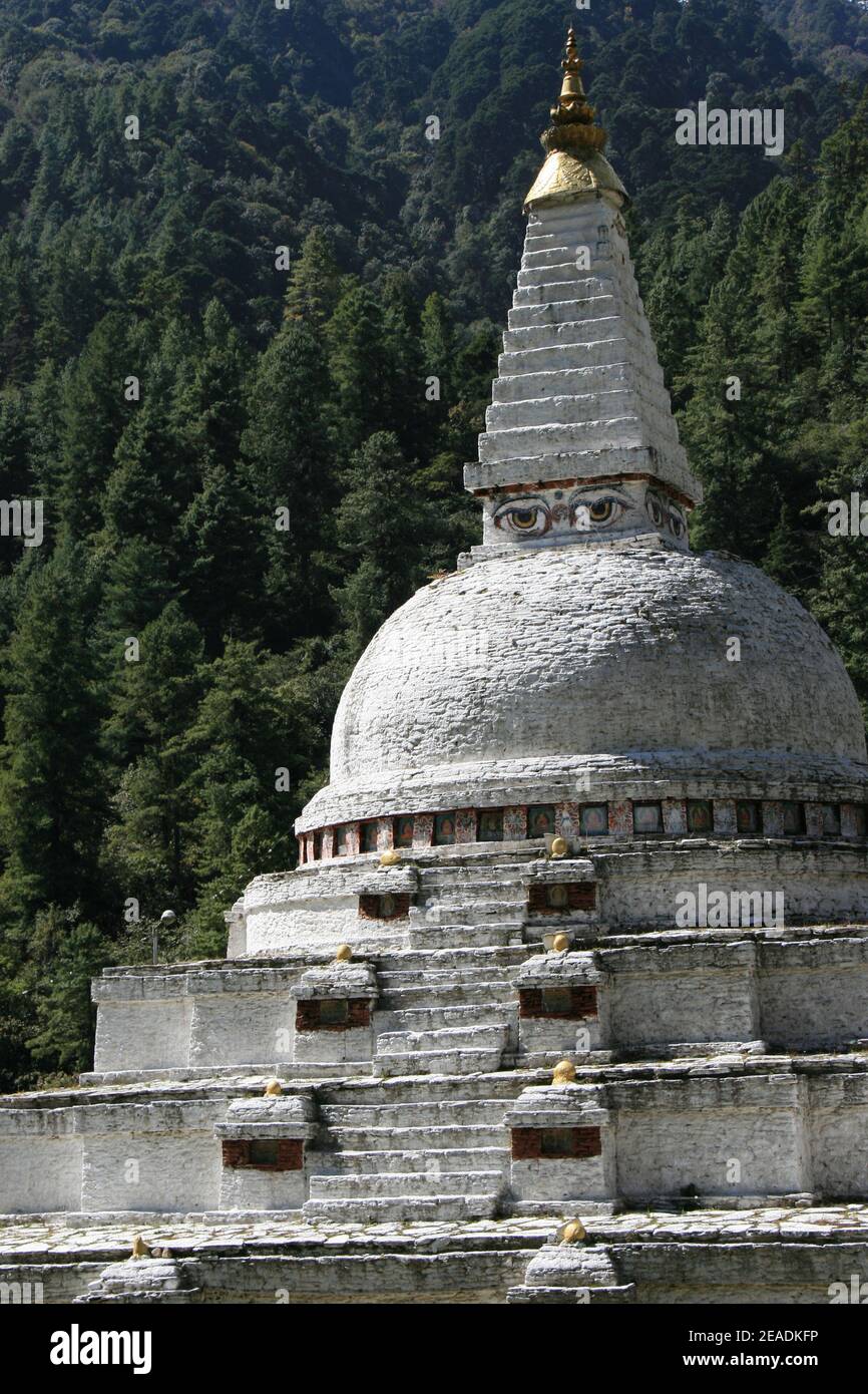 buddhist temple (chendebji chorten) in bhutan Stock Photo - Alamy