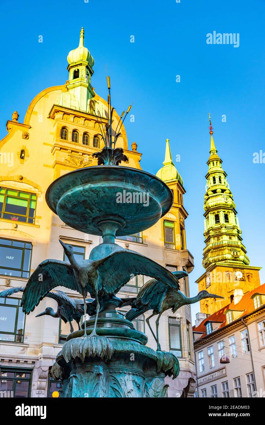 Stork fountain in city square hi-res stock photography and images - Alamy