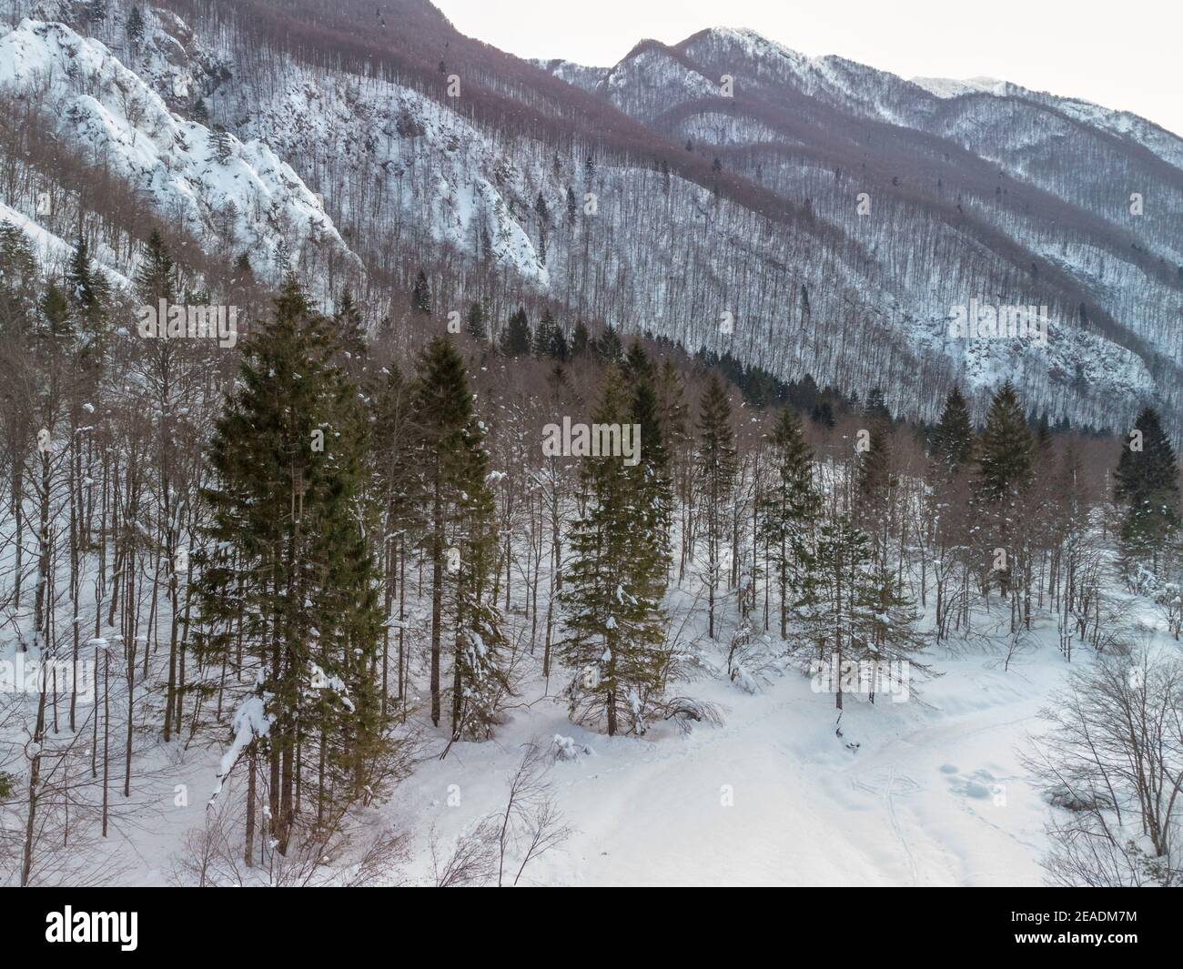 Snow-capped mountains and freezing temperatures. A look from above ...