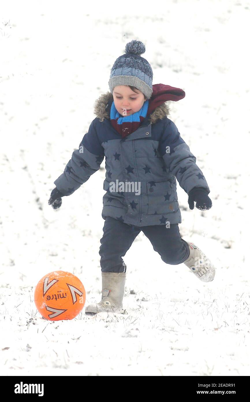 Kids playing football uk Cut Out Stock Images & Pictures - Alamy