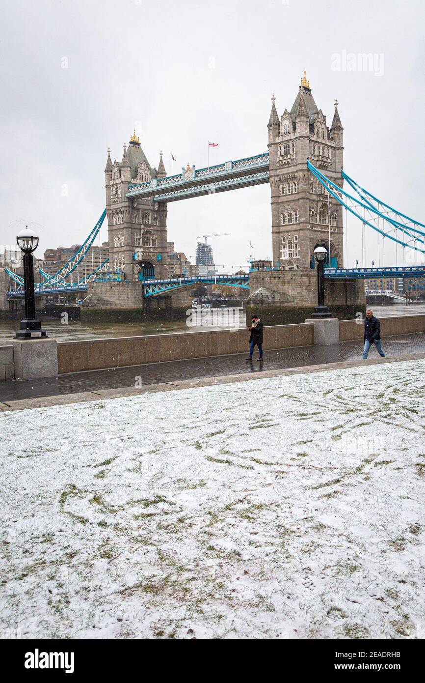 London tower bridge snow hi-res stock photography and images - Alamy