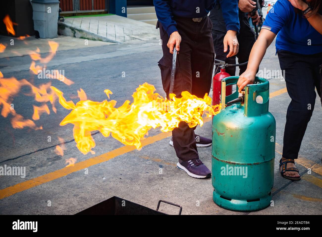 Employees firefighting training,Turn off the gas tank valve that is ...