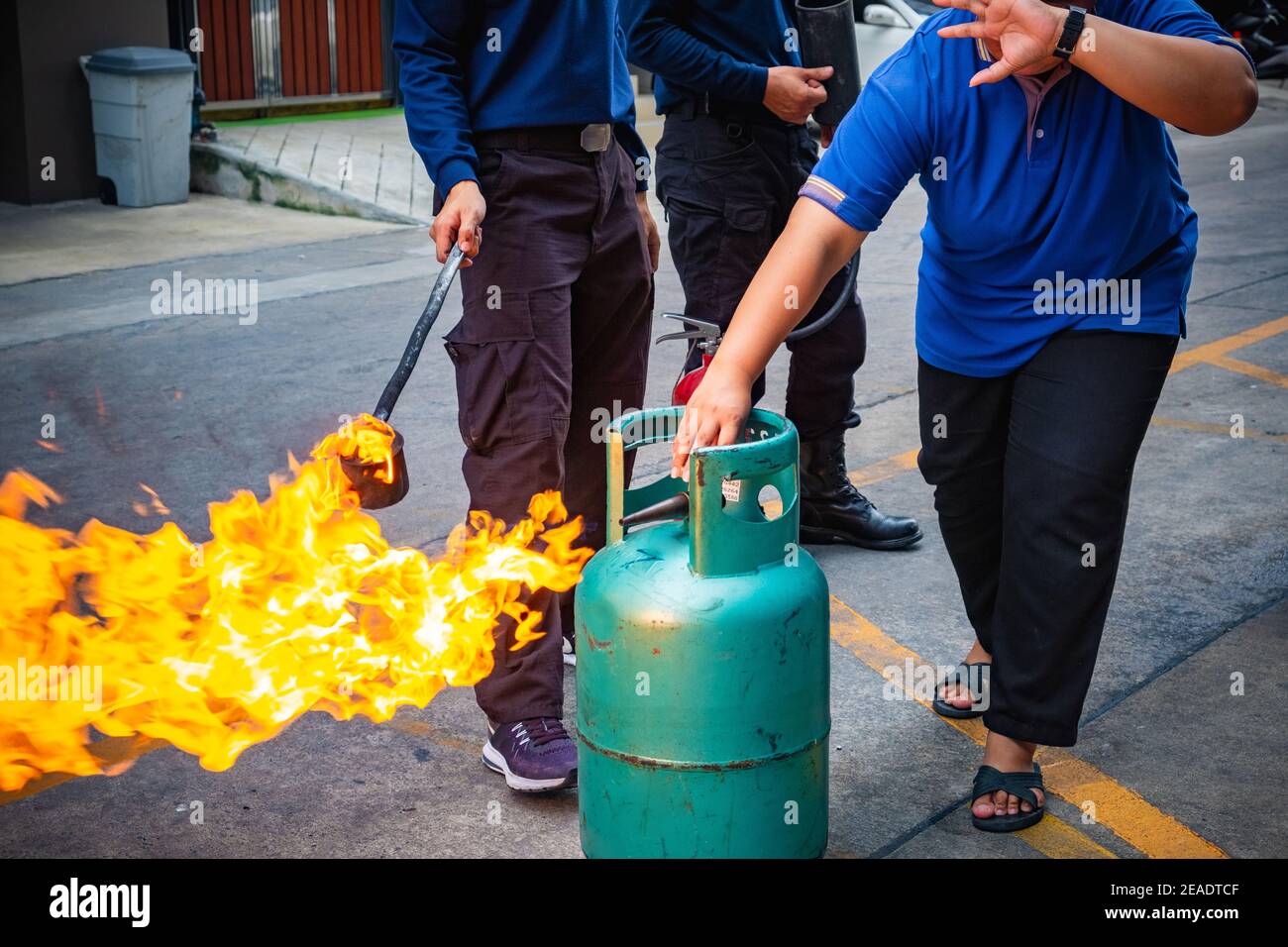 Employees firefighting training,Turn off the gas tank valve that is ...