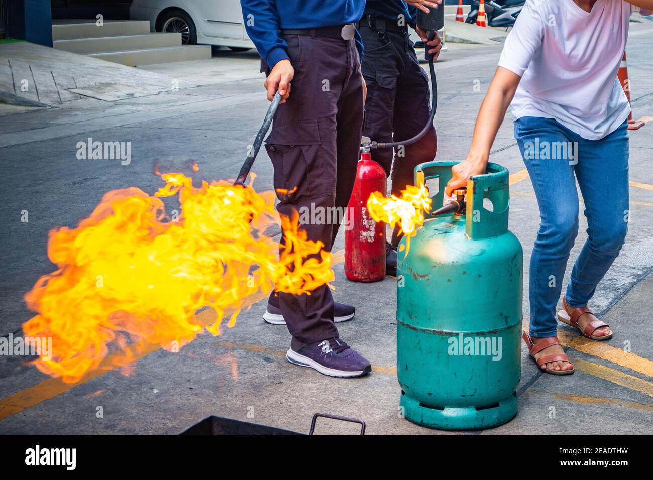 Employees firefighting training,Turn off the gas tank valve that is ...