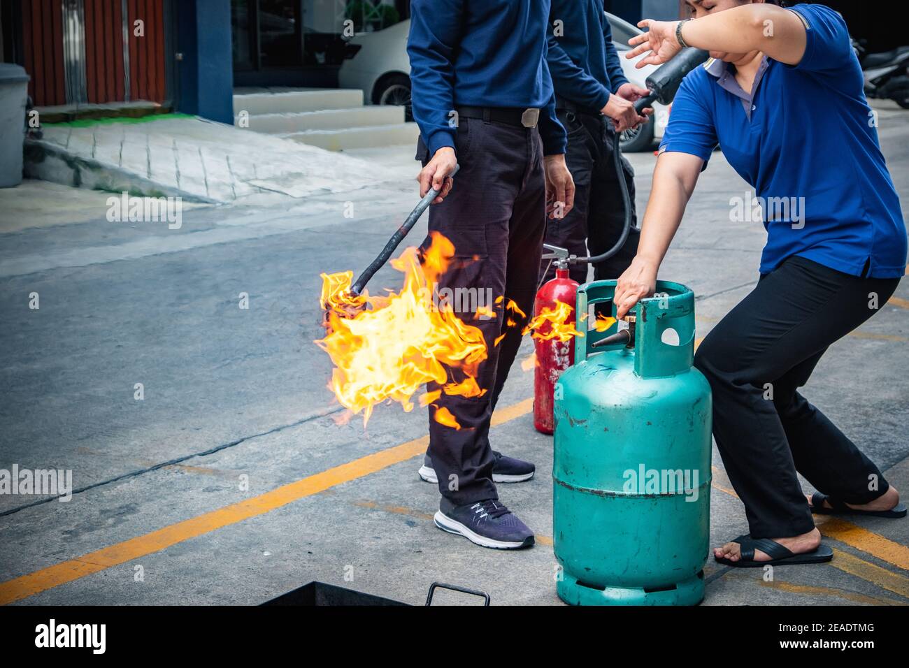 Employees firefighting training,Turn off the gas tank valve that is ...