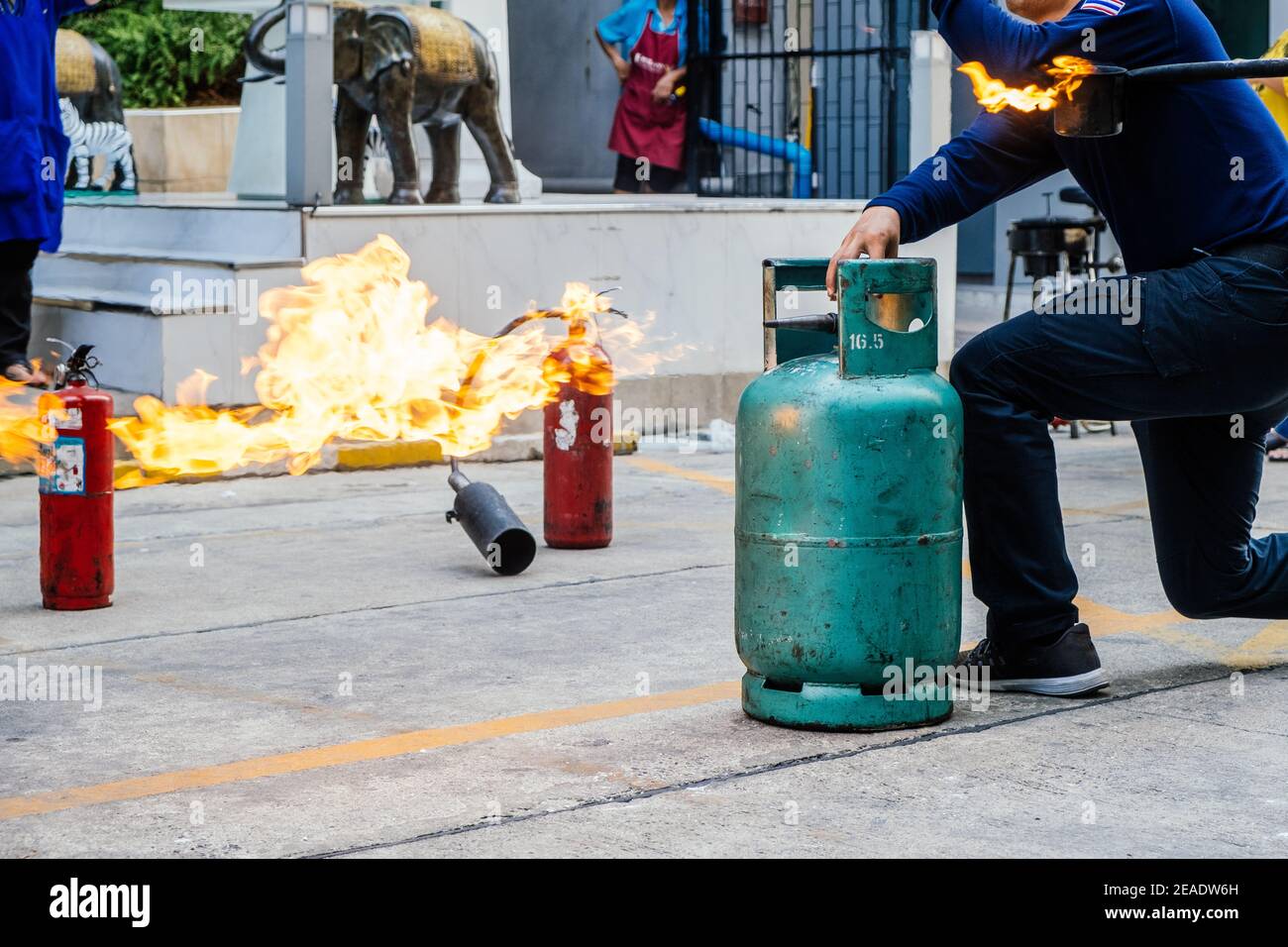 Employees firefighting training,Turn off the gas tank valve that is ...
