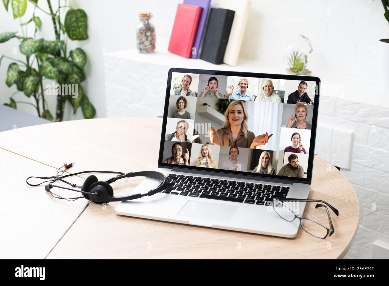 Zoom video conference screen faces hi-res stock photography and images ...