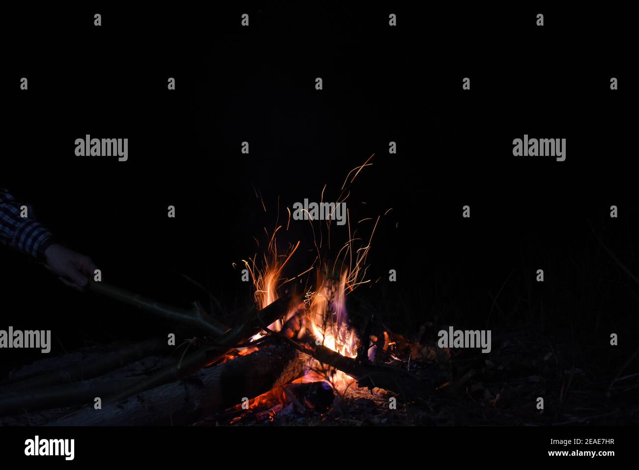 Campfire at night Stock Photo - Alamy