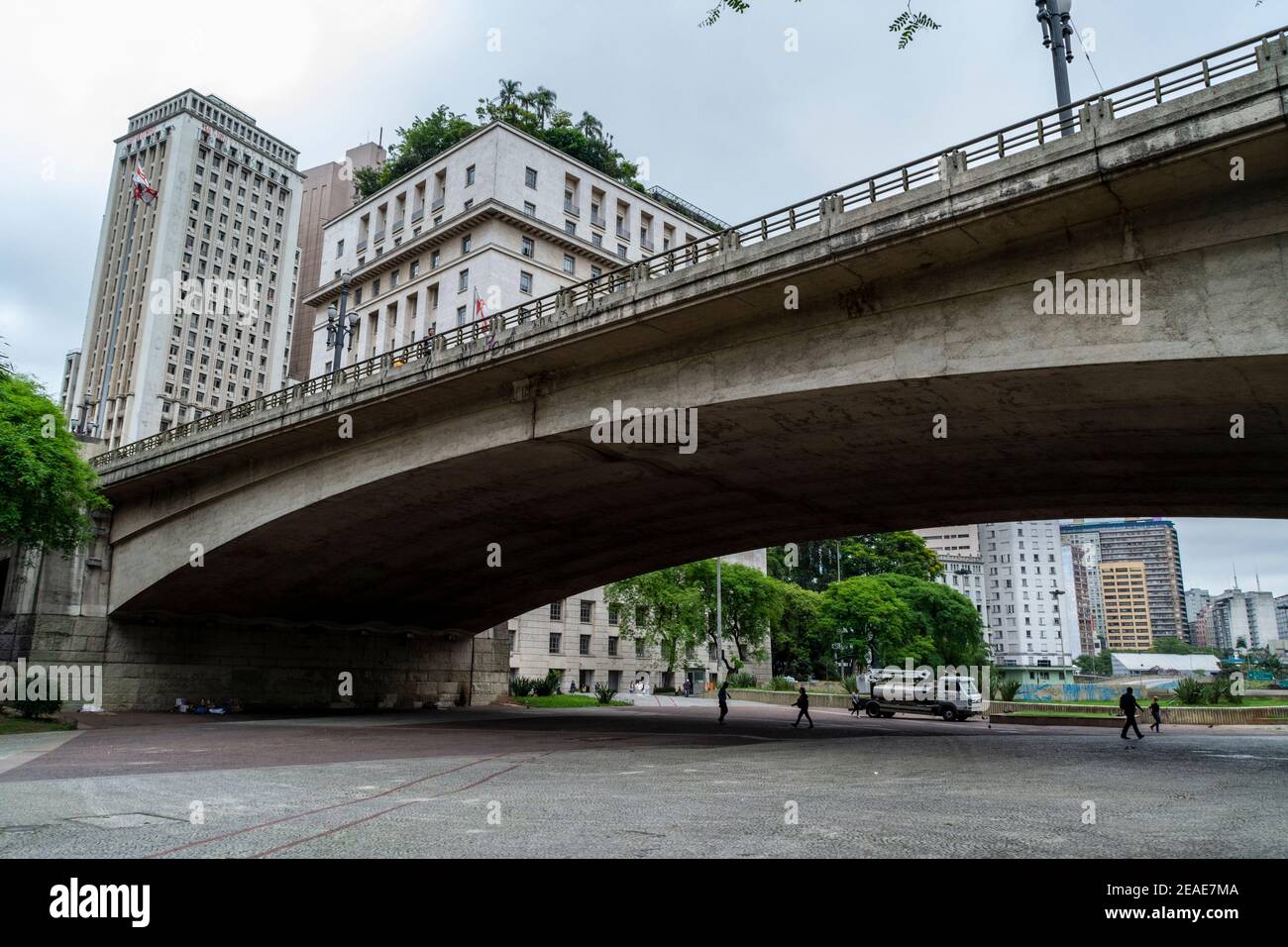 The Viaduto do Cha (Tea viaduct) crosses over Praca Ramos de Azevedo in ...