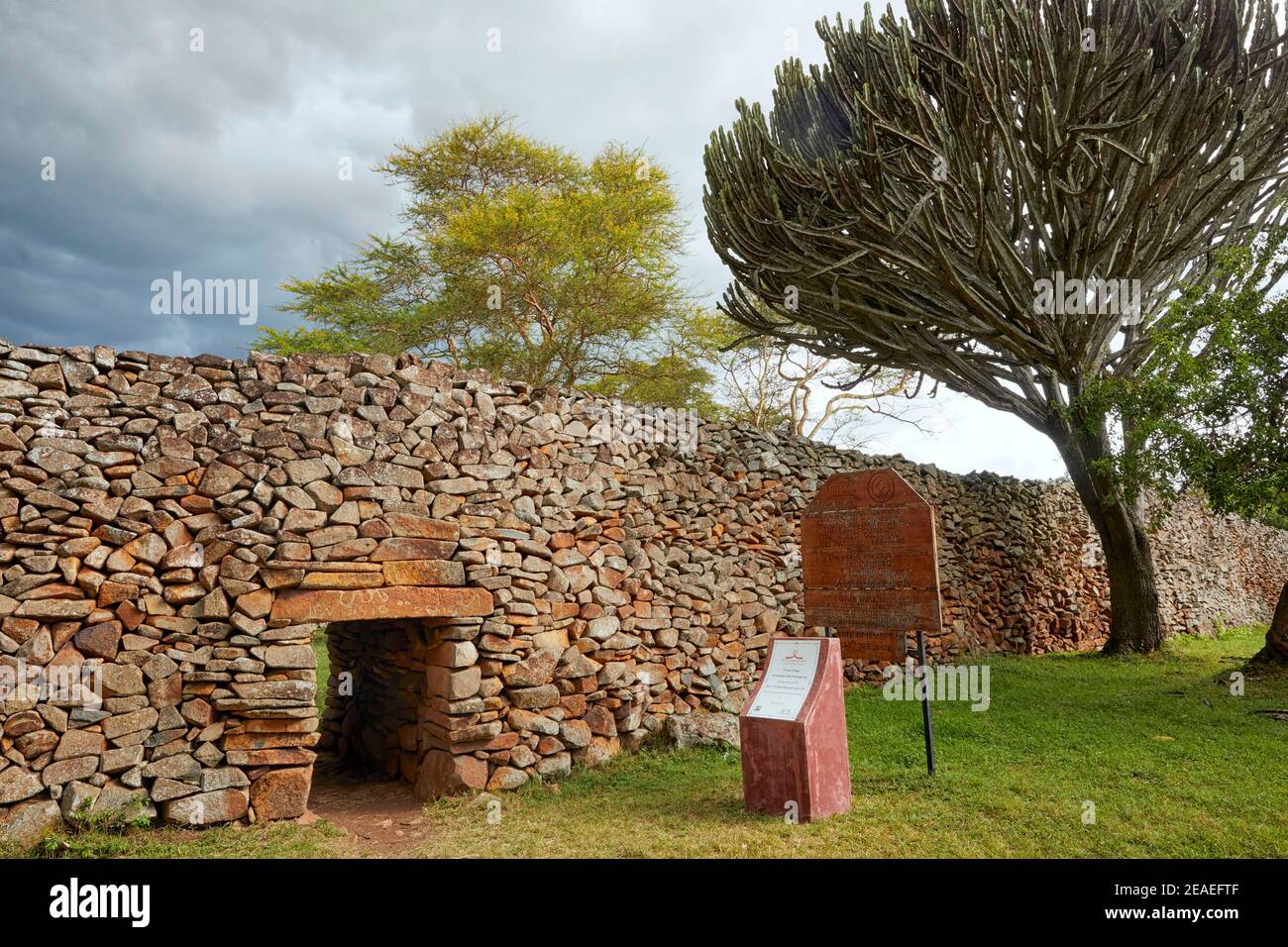 Main entryway to Kochieng Complex at Thimlich Ohinga complex (UNESCO ...