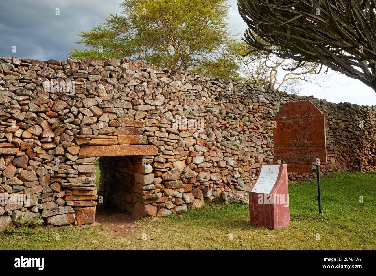 Main entryway to Kochieng Complex at Thimlich Ohinga complex (UNESCO ...