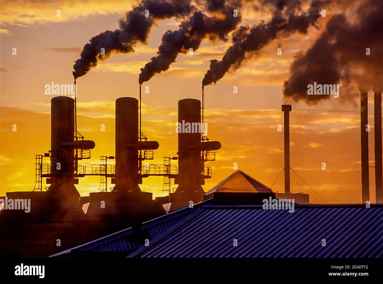 Smoke from power station chimneys hi-res stock photography and images ...