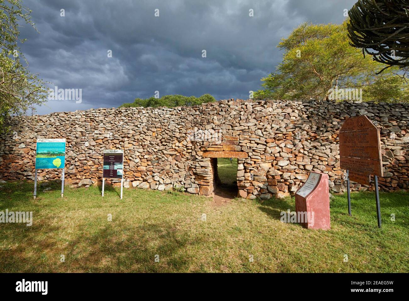 Main entryway to Kochieng Complex at Thimlich Ohinga complex (UNESCO ...