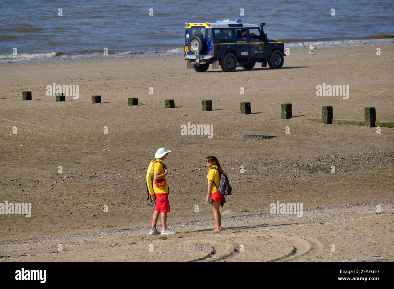 Land rover defender rnli hi-res stock photography and images - Alamy