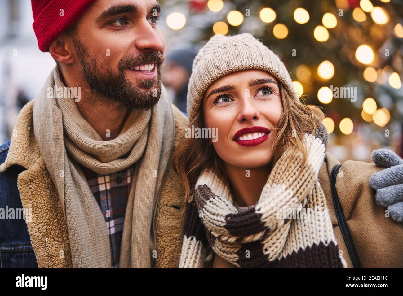 Couple embrace christmas snow hi-res stock photography and images - Alamy