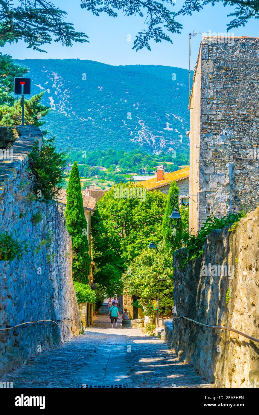 Bonnieux and provence and square hi-res stock photography and images ...