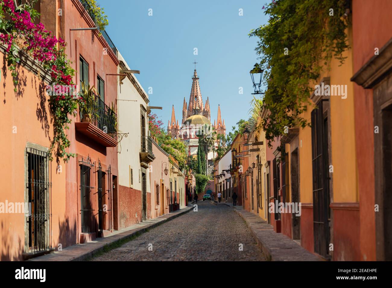 SAN MIGUEL DE ALLENDE, MEXICO - Apr 18, 2018: A colourful road in San ... SAN MIGUEL DE ALLENDE, MEXICO - Apr 18, 2018: A colourful road in San ...