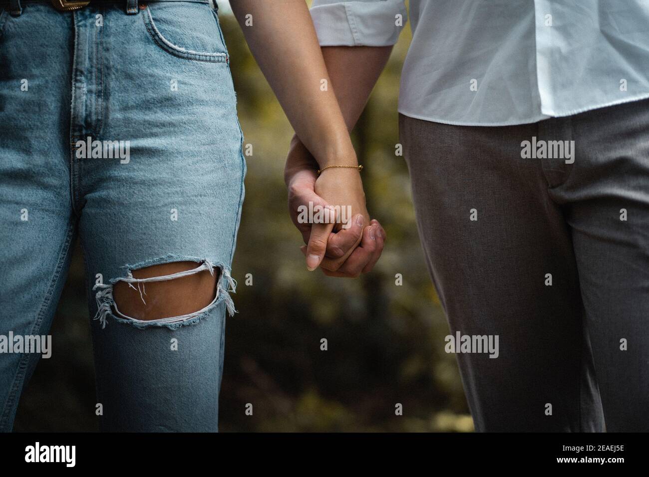 Couples walking hand in hand hi-res stock photography and images - Alamy