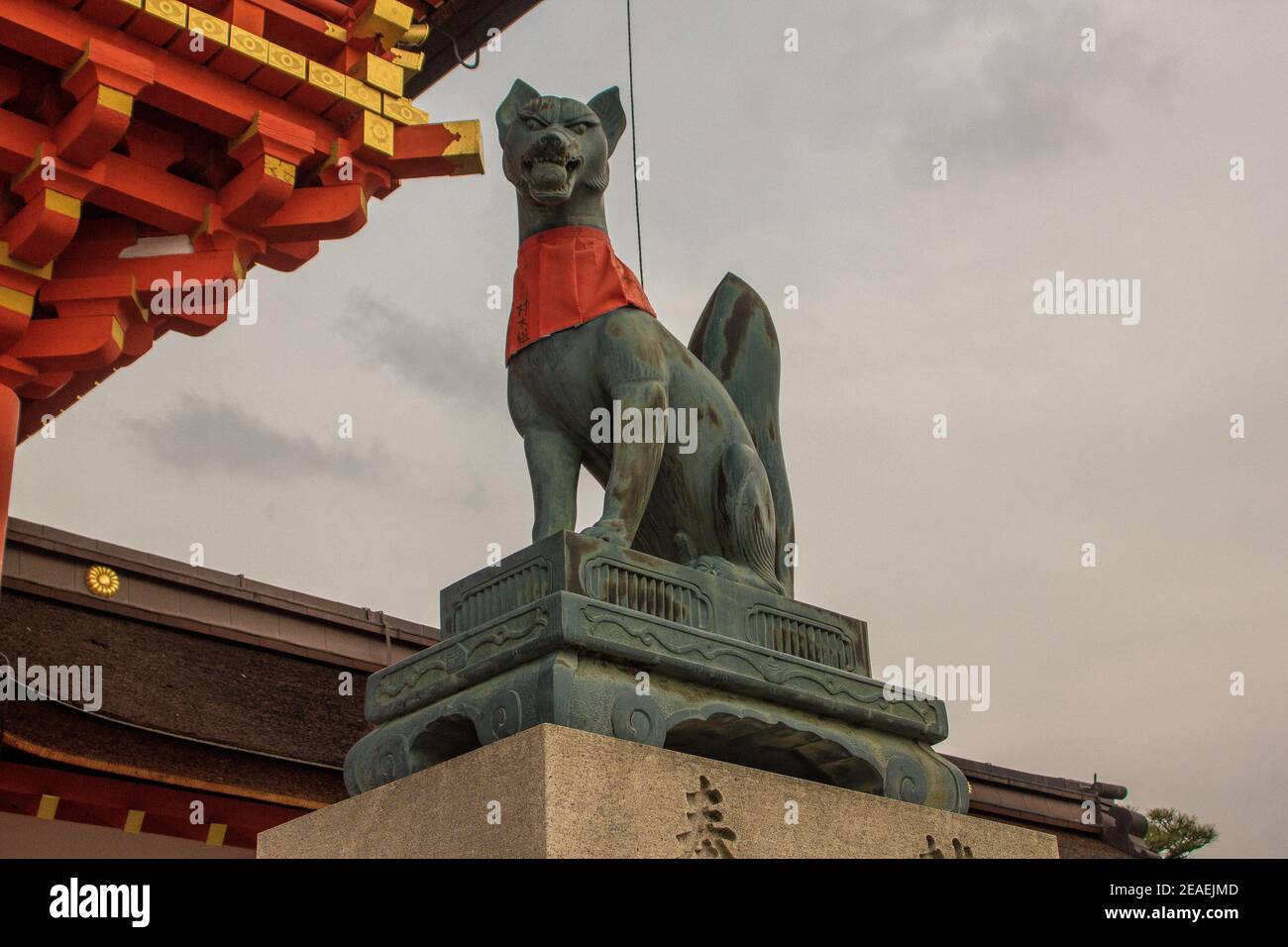 Fox statue at Fushimi Inari Taisha Shrine in Kyoto, Japan Stock Photo ...