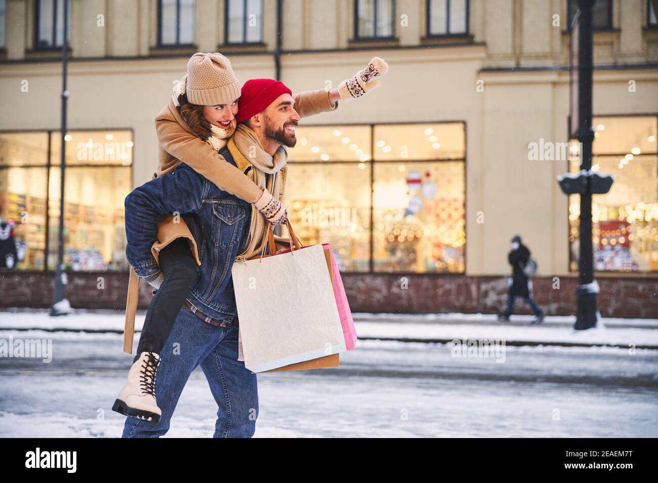 Couple street before christmas hi-res stock photography and images - Alamy