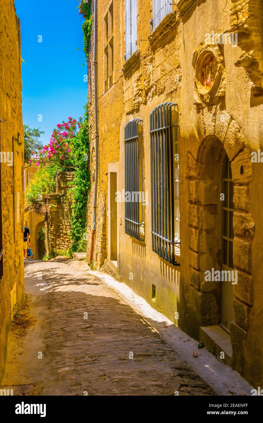 Narrow street in Gordes village in France Stock Photo - Alamy