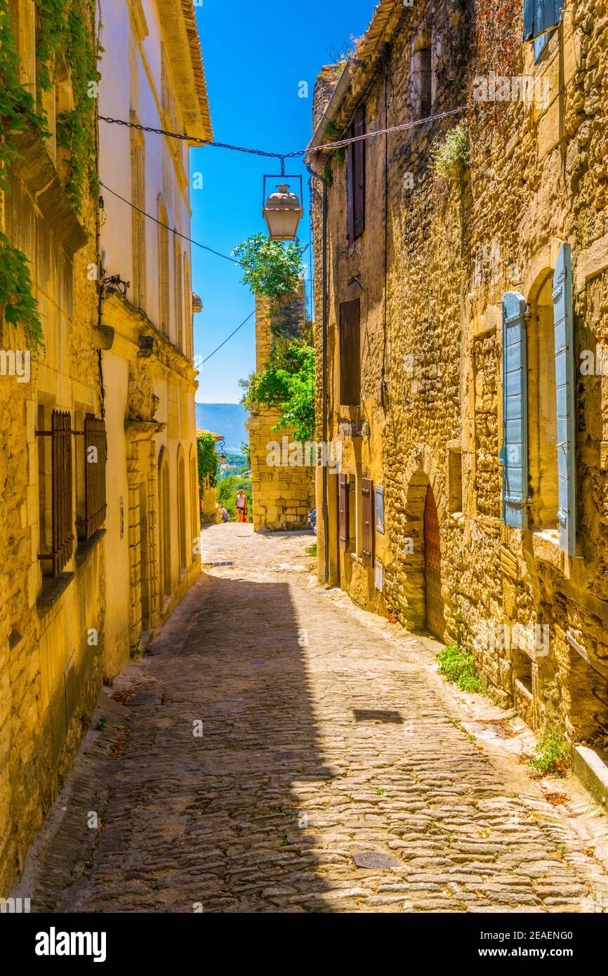 Narrow street in Gordes village in France Stock Photo - Alamy