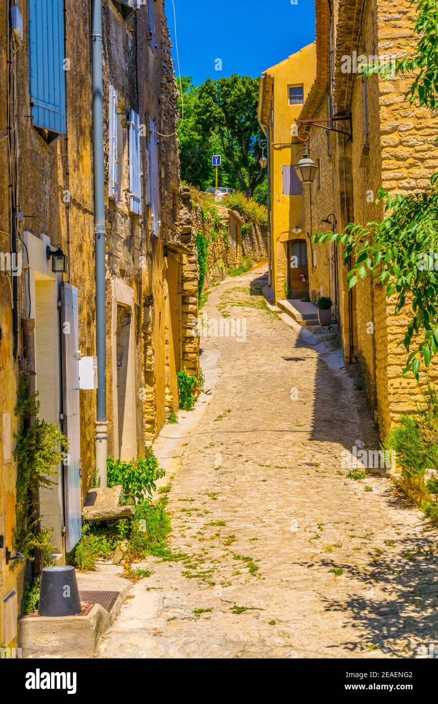 Narrow street in Gordes village in France Stock Photo - Alamy
