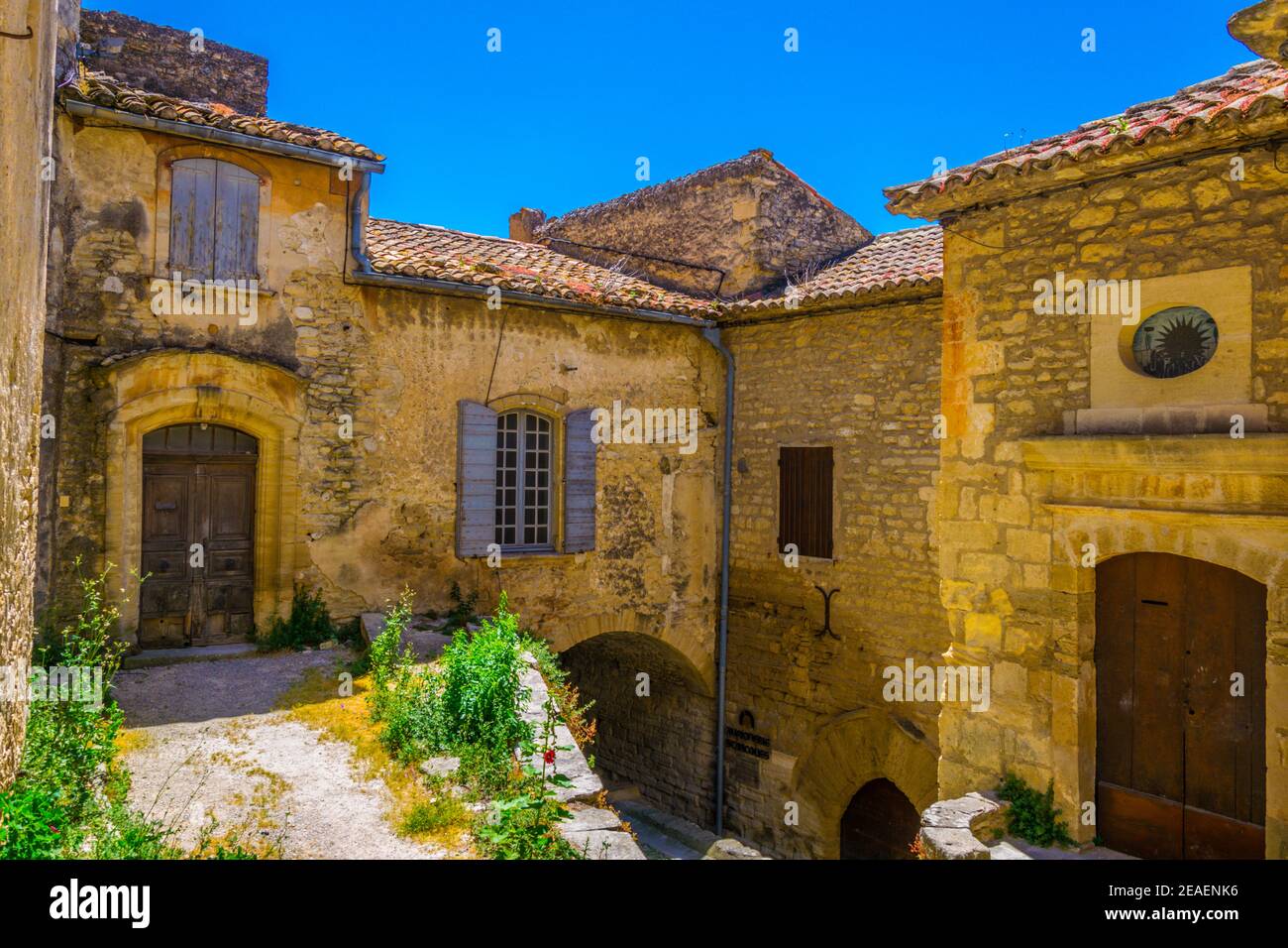 Narrow street in Gordes village in France Stock Photo - Alamy