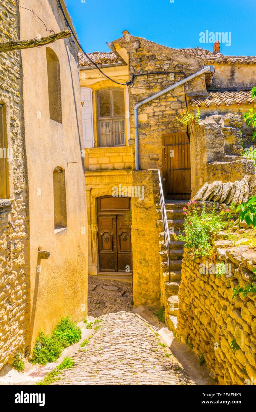 Narrow street in Gordes village in France Stock Photo - Alamy