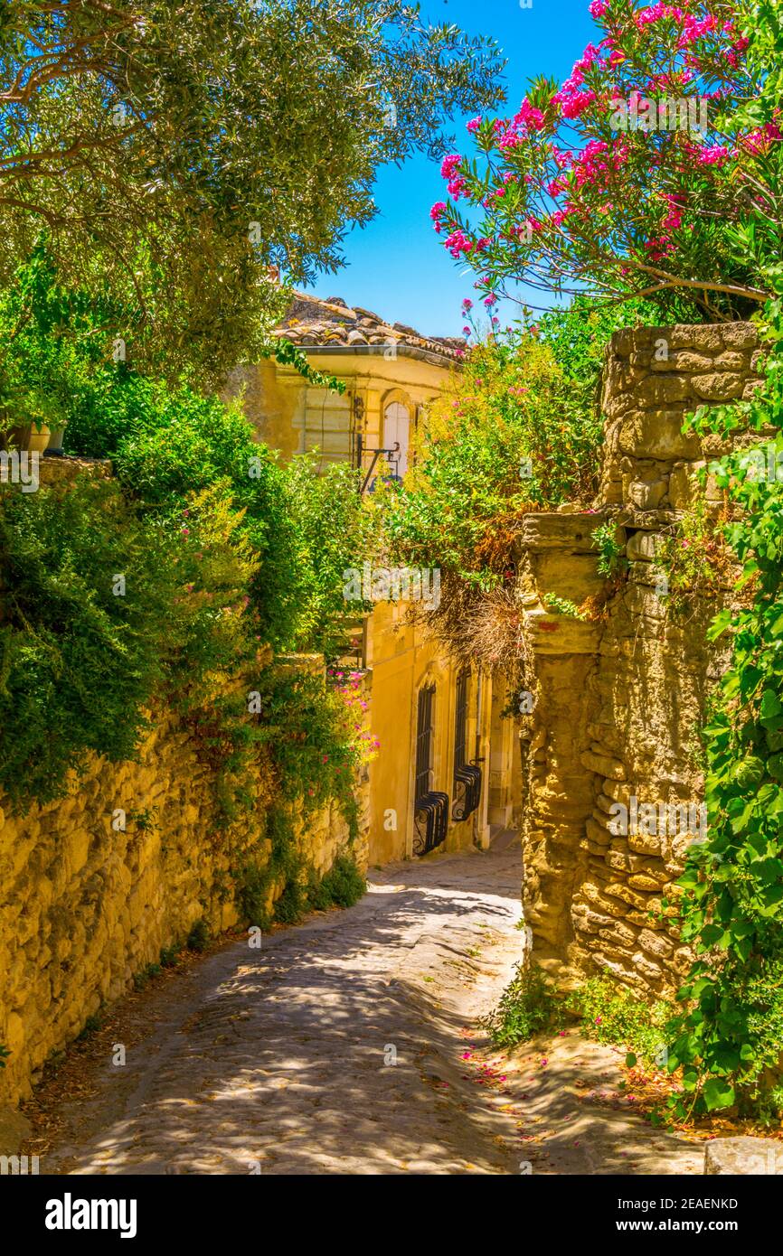 Narrow street in Gordes village in France Stock Photo - Alamy