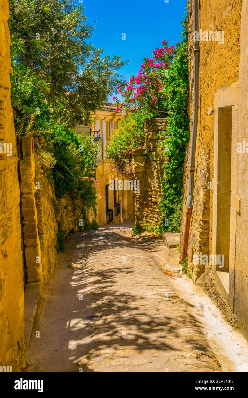 Narrow street in Gordes village in France Stock Photo - Alamy