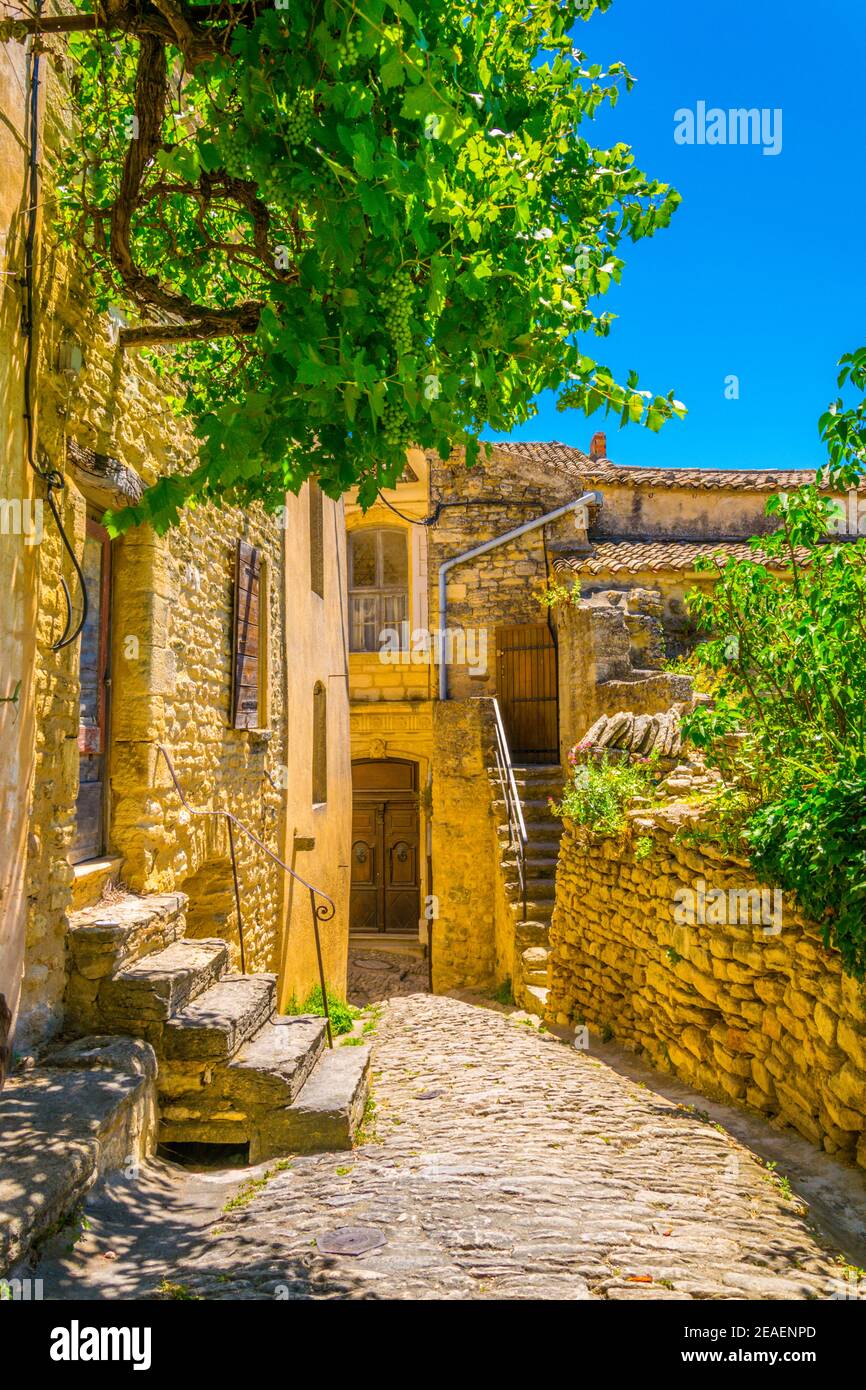 Narrow street in Gordes village in France Stock Photo - Alamy