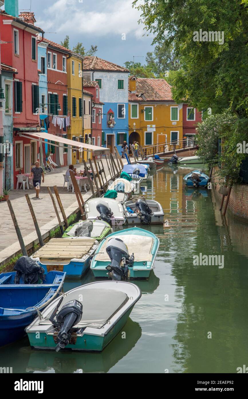discovery of the city of Venice, Burano and its small canals and ...