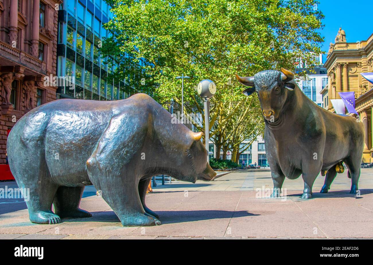 Bull and bear market statues hi-res stock photography and images - Alamy
