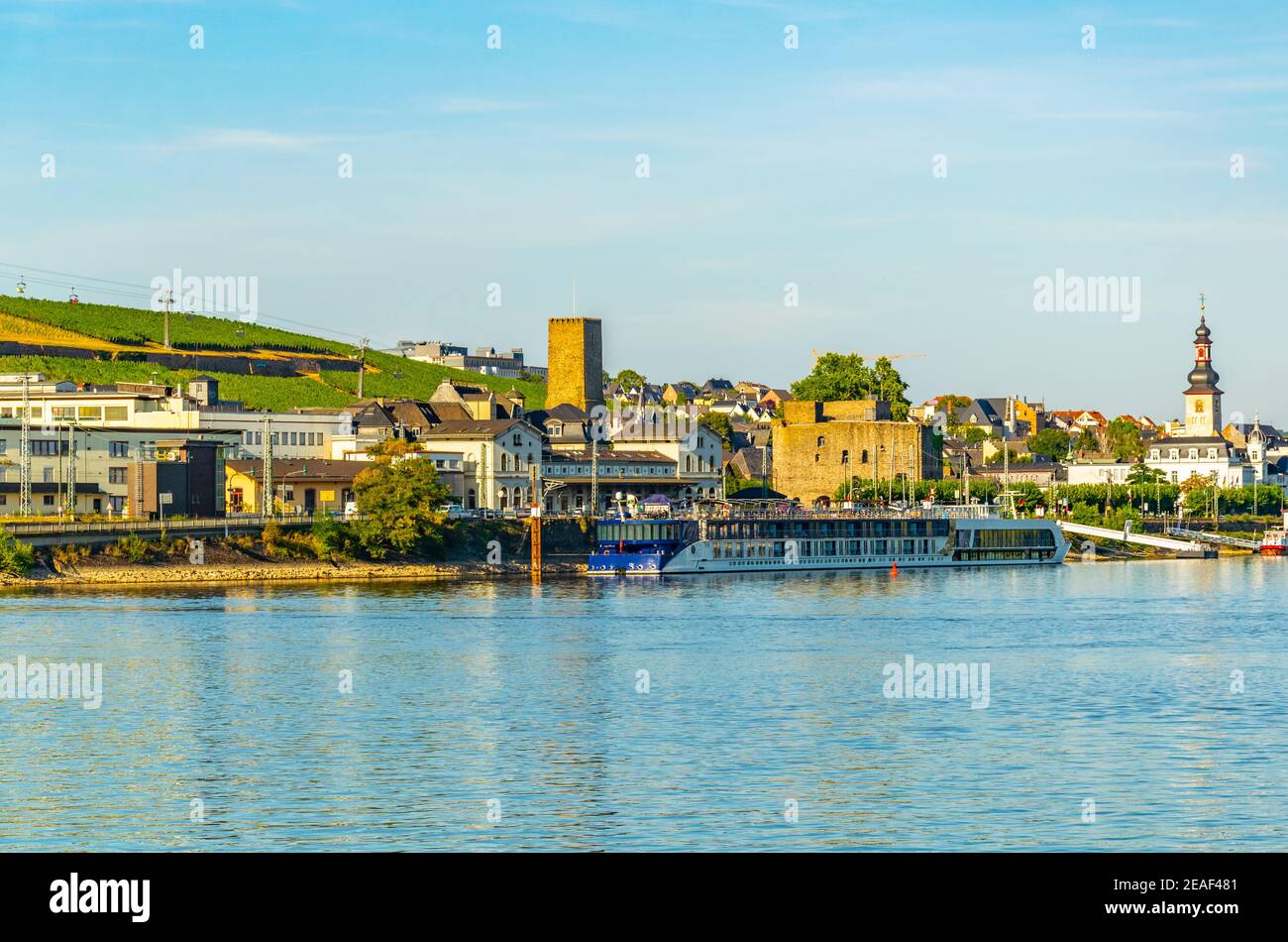 Town rudesheim am rhein in rheingau hi-res stock photography and images ...