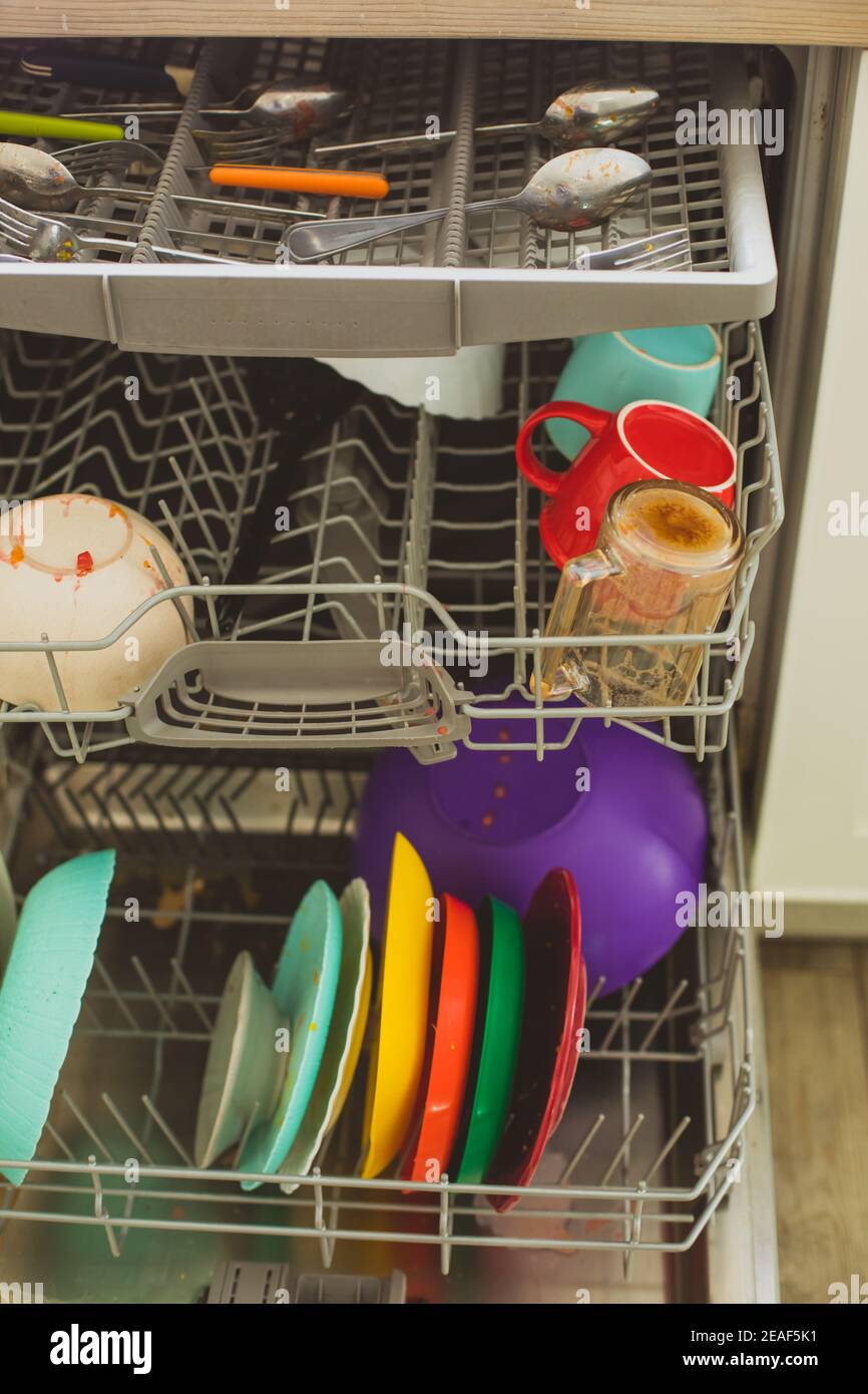 Putting plates in dishwasher hi-res stock photography and images - Alamy