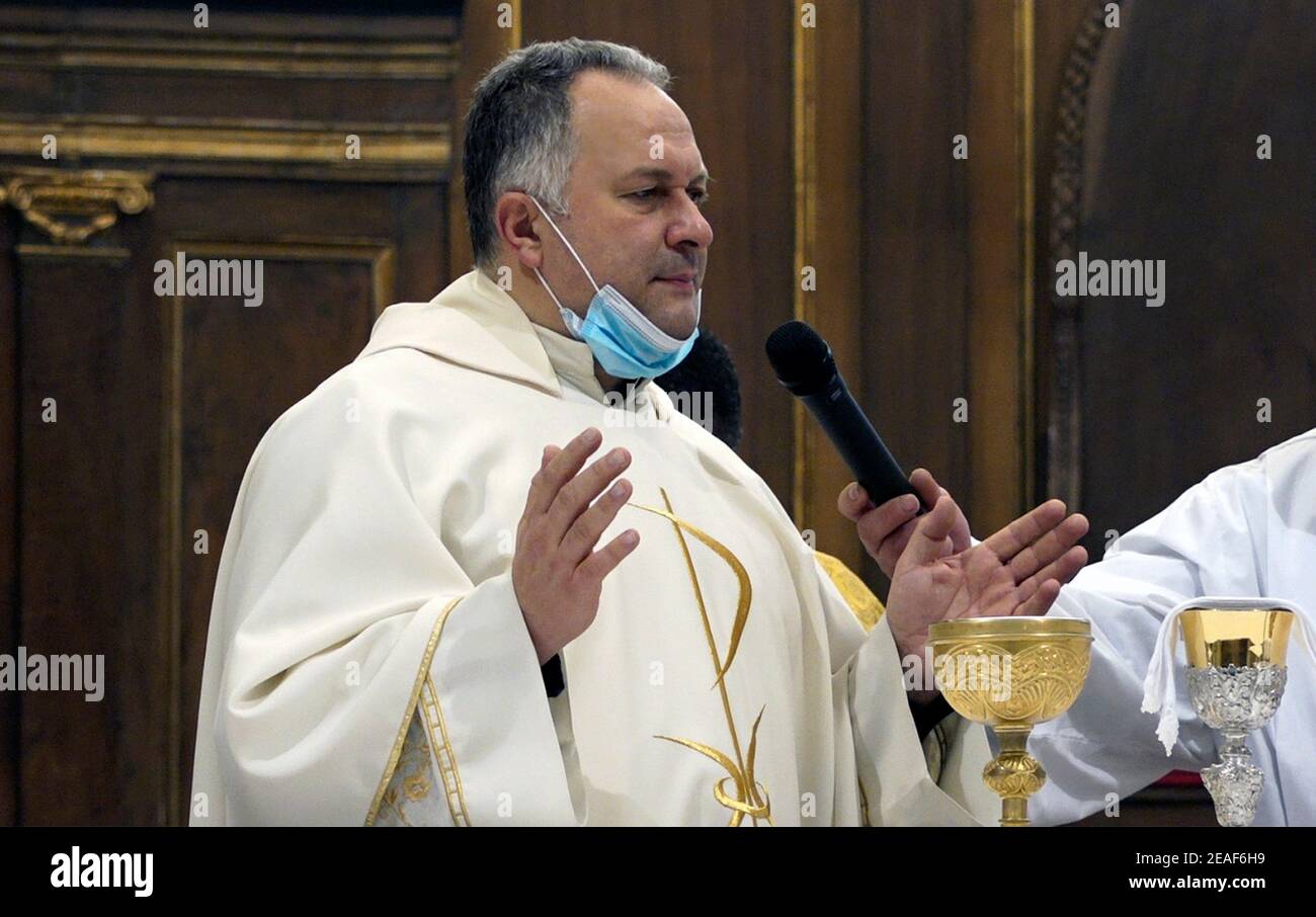 Parish priest don cetorelli hi-res stock photography and images - Alamy