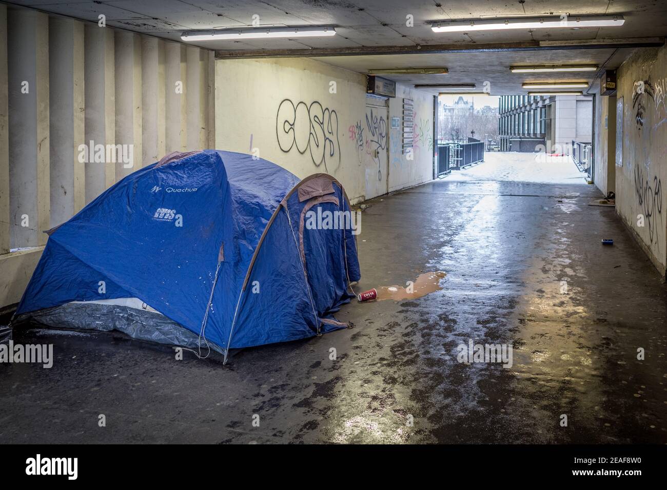 Poor poverty homeless tent hi-res stock photography and images - Alamy