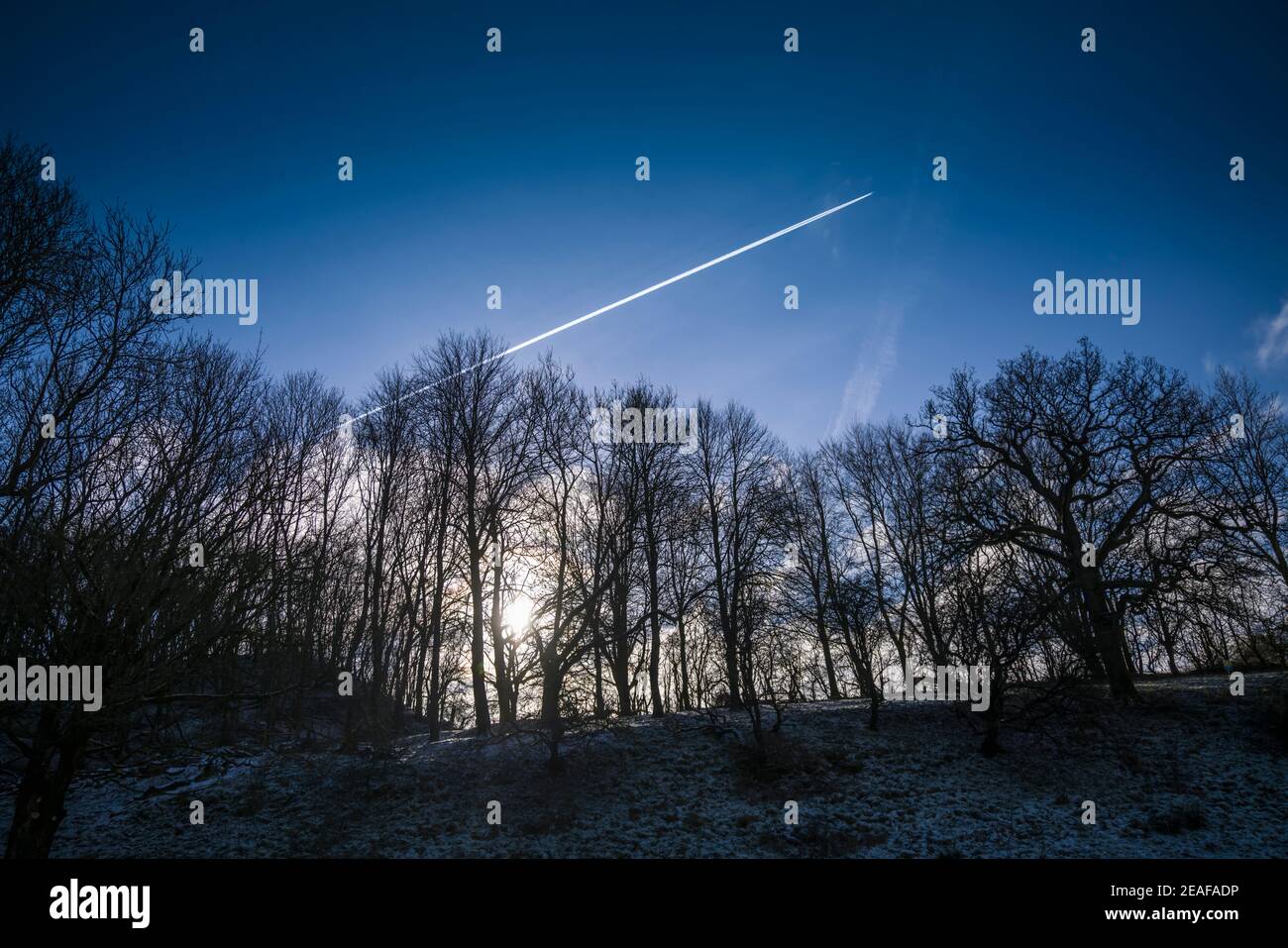 Lone jet trail hi-res stock photography and images - Alamy