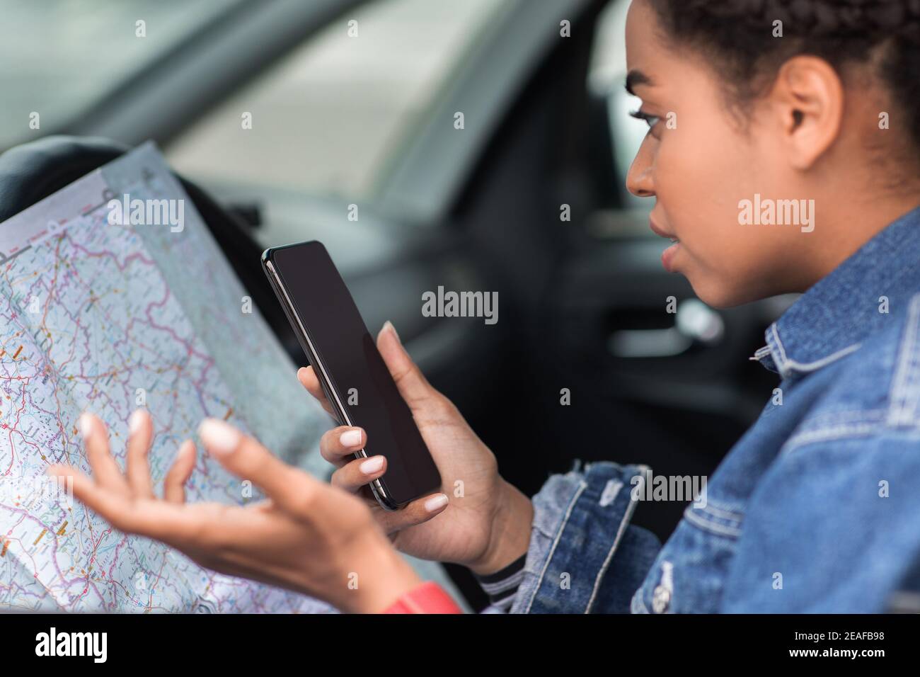 Confused woman car travel road map hi-res stock photography and images ...