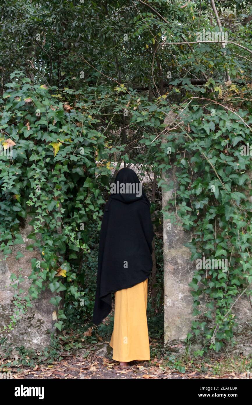 Black cloak hi-res stock photography and images - Alamy