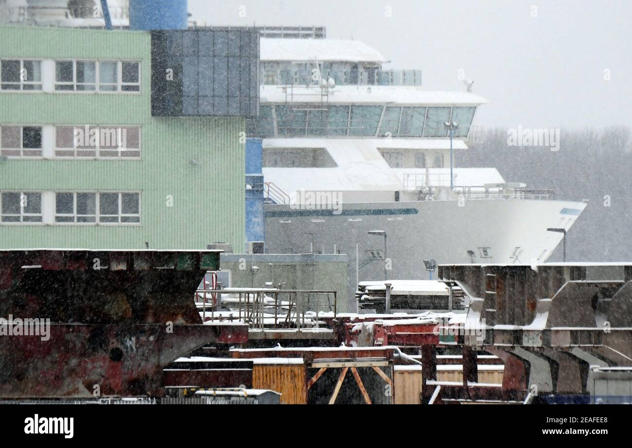 Stralsund, Germany. 09th Feb, 2021. Workers work on the expedition ...
