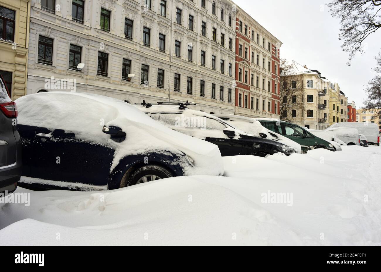 Snow covered cars parked in winter season on the street Stock Photo - Alamy