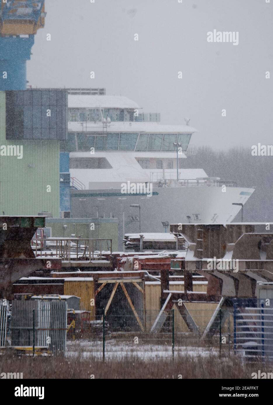 Stralsund, Germany. 09th Feb, 2021. Workers work on the expedition ...