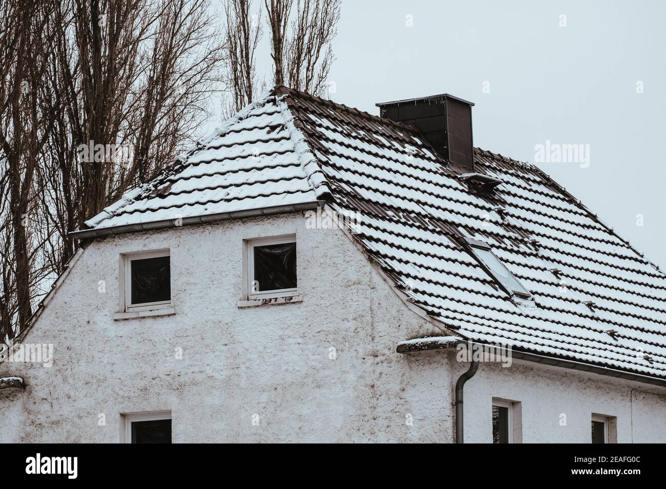 Big house roof hi-res stock photography and images - Alamy