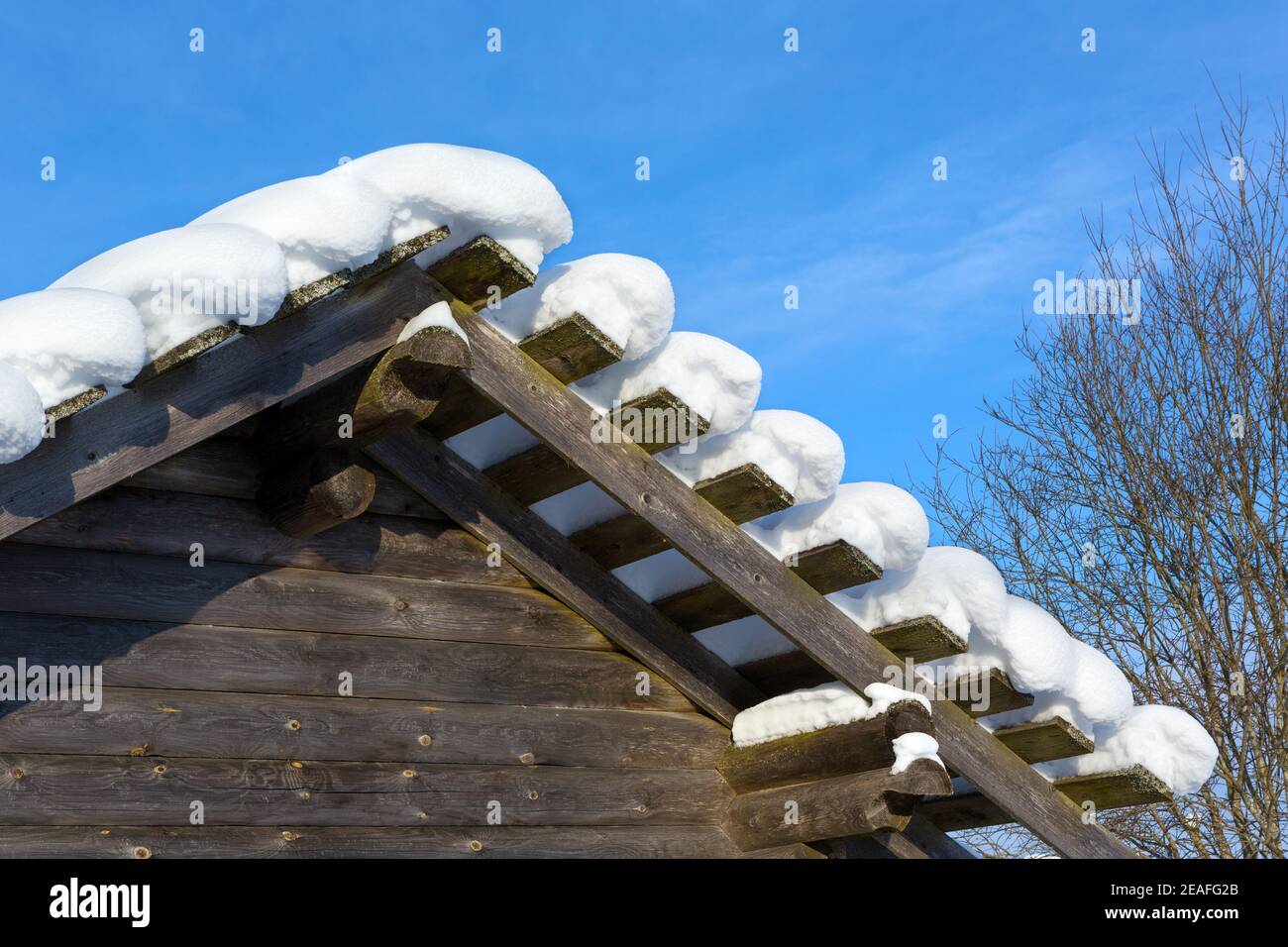 Snow drift roof hi-res stock photography and images - Alamy
