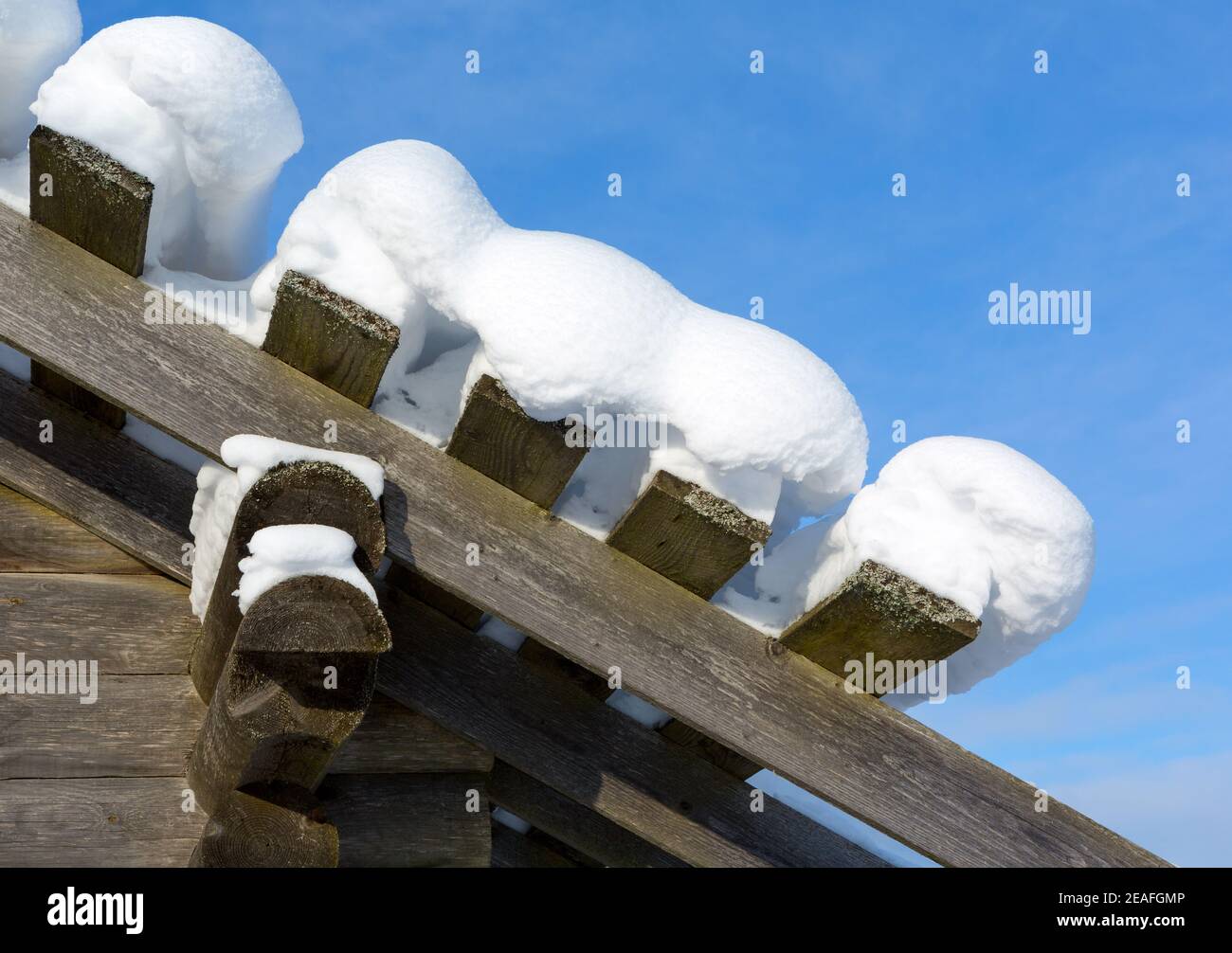 Snow drift roof hi-res stock photography and images - Alamy