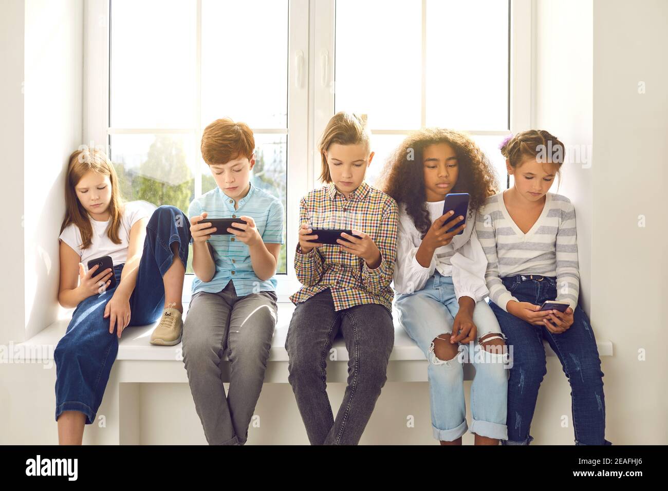 Ignoring friend mobile phone hi-res stock photography and images - Alamy