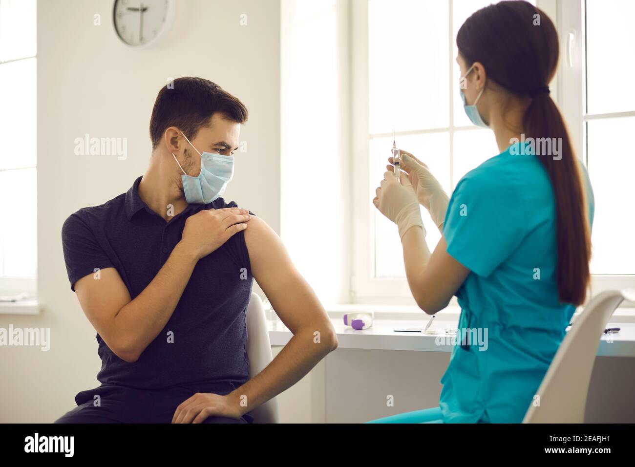 Doctor giving patient shot hi-res stock photography and images - Alamy
