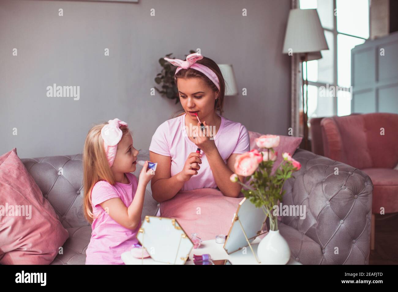 Mother and preschool daughter doing makeup together Stock Photo - Alamy